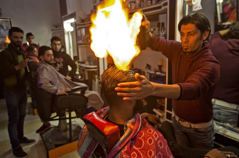 Poles Penampilan Pelanggan, Tukang Pangkas Rambut Ini Gunakan Api ...