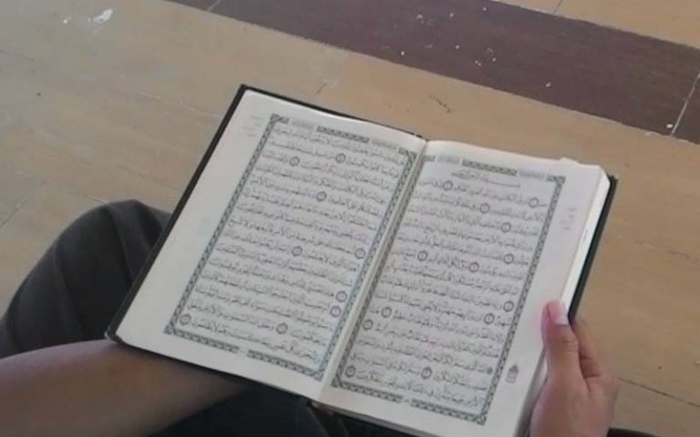 Kata Siapa Membaca Al Quran Bikin Habis Waktu? - Islampos