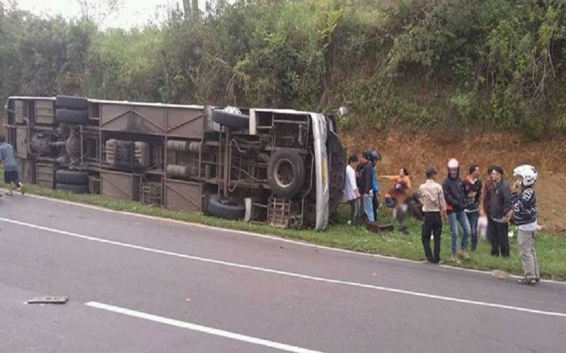 Diduga Rem Blong, Bus Pariwisata Alami Kecelakaan Di Tanjakan Emen ... Diduga Rem Blong, Bus Pariwisata Alami Kecelakaan Di Tanjakan Emen ...