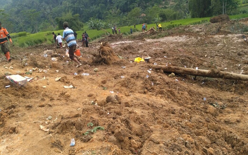 Khawatir Longsor Susulan, Warga Sekitar Gunung Bonjot Mengungsi - Islampos Khawatir Longsor Susulan, Warga Sekitar Gunung Bonjot Mengungsi - Islampos