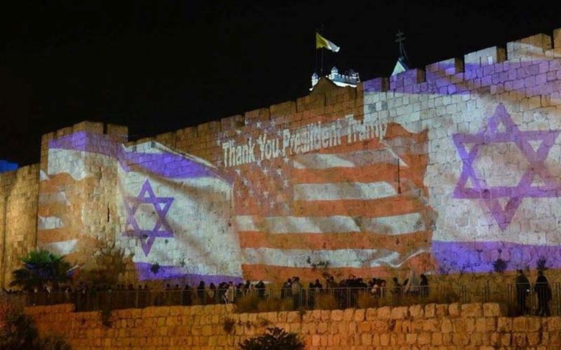 Proyeksi Bendera Besar AS Dan Israel Tertera Di Dinding Kota Tua ...