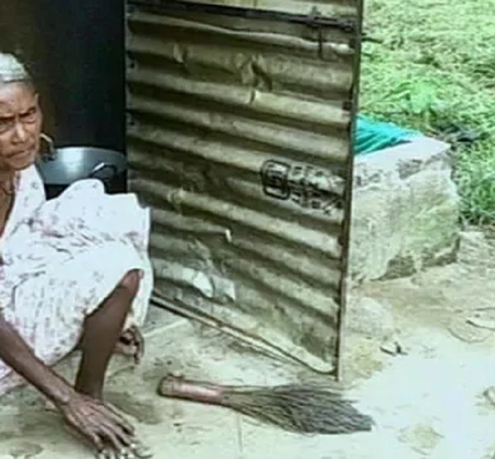 Nenek 72 Tahun Tinggal Di Toilet Umum, Anak Dan Cucunya Tidur Di Luar - Islampos