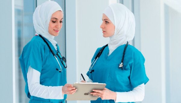 Mulai November 2021, Singapura Izinkan Perawat Muslimah Berjilbab ...