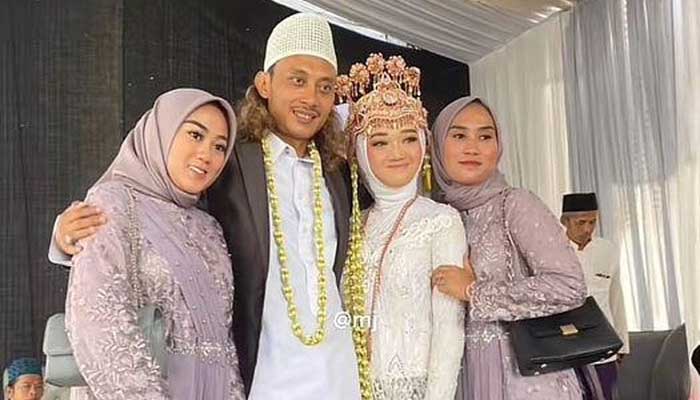 Poligami, Pria Ini Menikah Lagi Ditemani 2 Istri - Islampos
